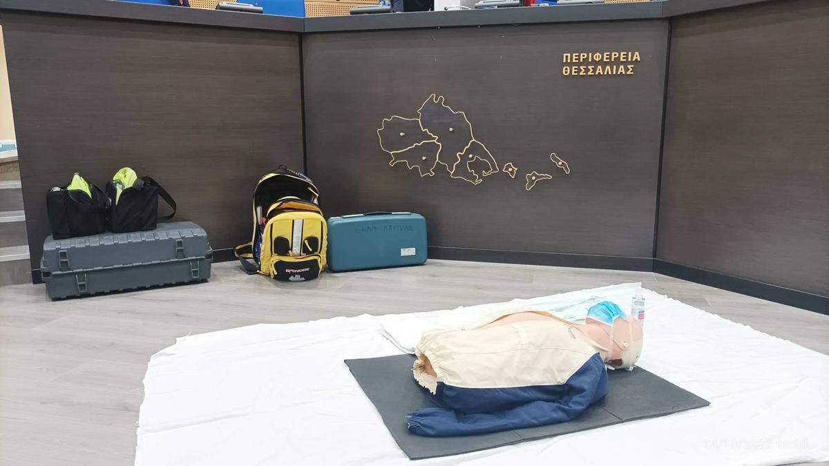 Επίδειξη ΚΑΡΠΑ από το ΕΚΑΒ Θεσσαλίας σε μαθητές του 13ου Γυμνασίου ...