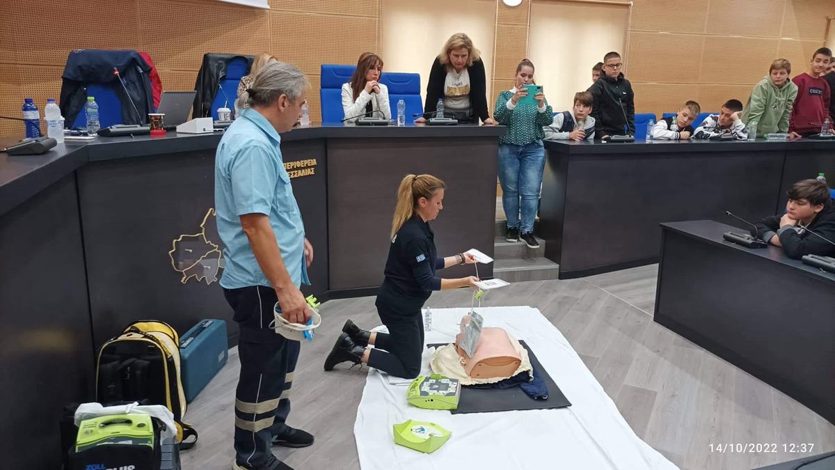 Επίδειξη ΚΑΡΠΑ από το ΕΚΑΒ Θεσσαλίας σε μαθητές του 13ου Γυμνασίου ...