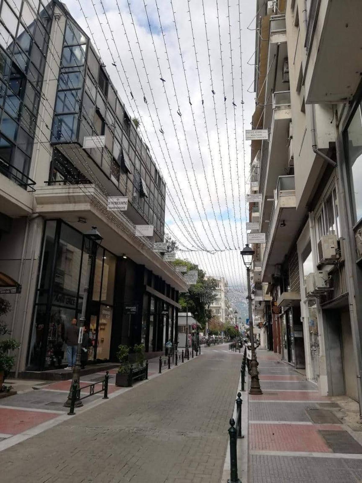 Βόλος: «Μύρισε» Χριστούγεννα – Στολίστηκαν τα πρώτα φωτάκια στο κέντρο ...