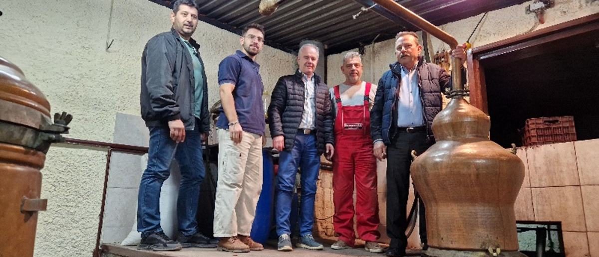 Στα καζαναριά ο Γ. Μανώλης - Ξεκίνησε η παραδοσιακή απόσταξη του ...