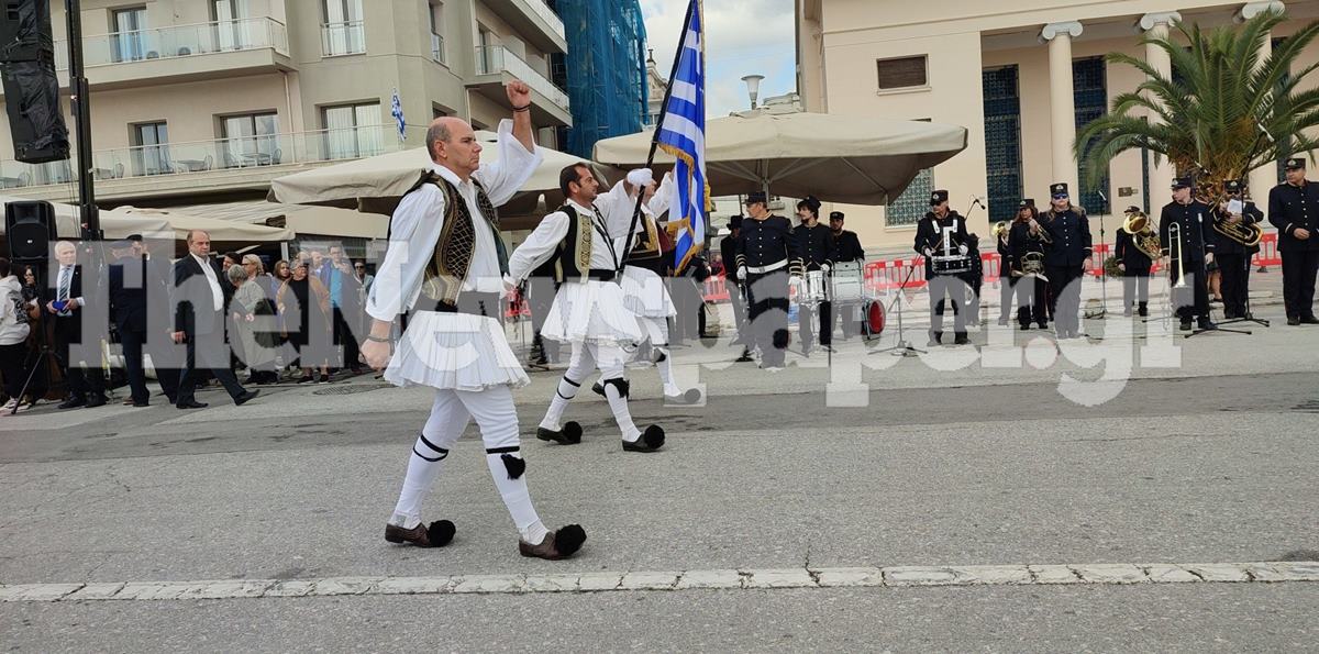 Βόλος: Με λαμπρότητα η έναρξη της παρέλασης της 28ης Οκτωβρίου (φωτό ...