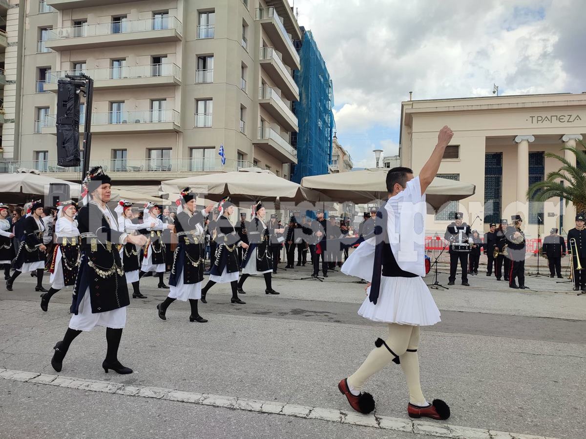 Βόλος: Με λαμπρότητα η έναρξη της παρέλασης της 28ης Οκτωβρίου (φωτό ...