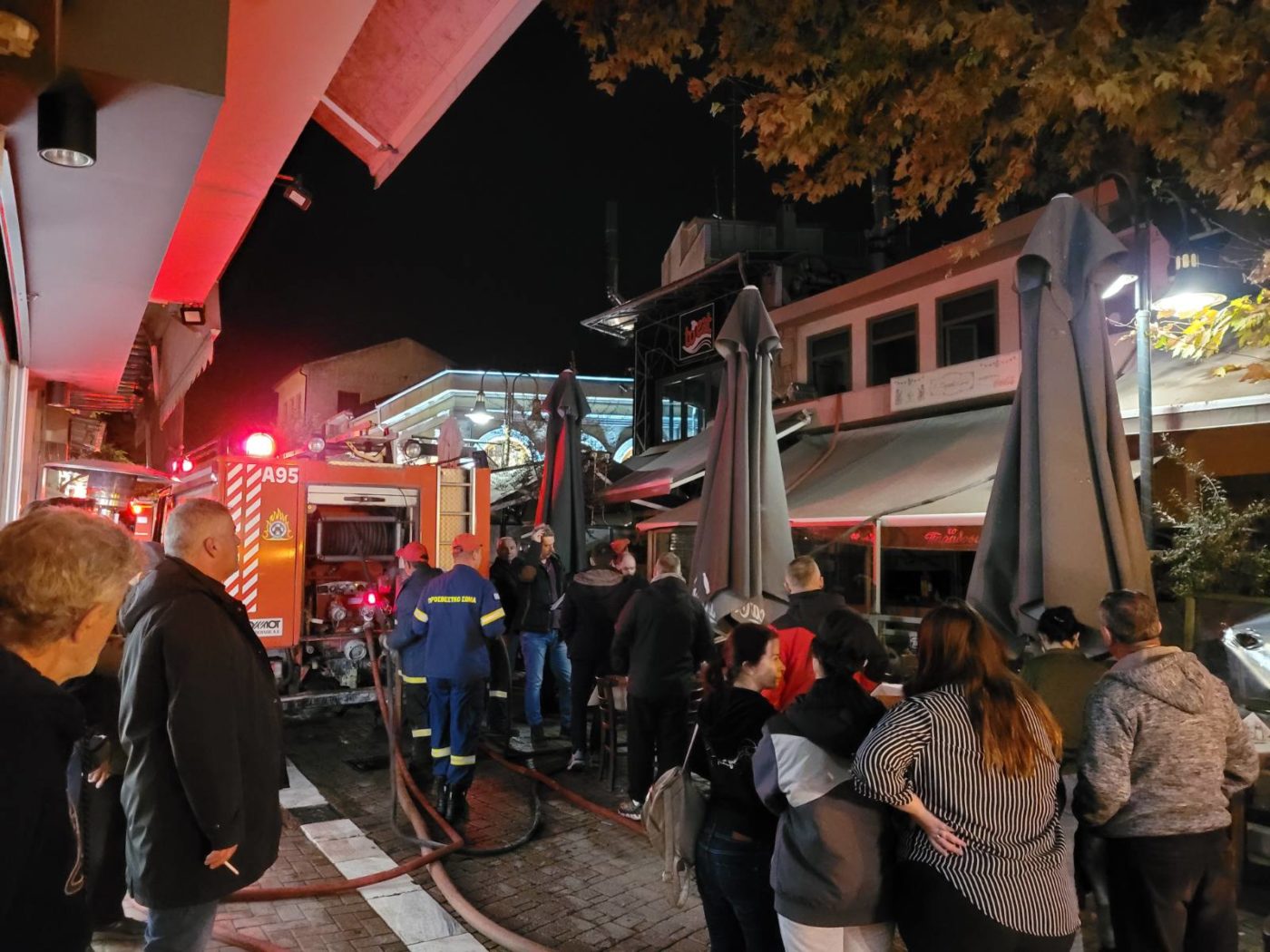 Στις φλόγες τυλίχθηκε ψητοπωλείο στο κέντρο της Λάρισας - Δείτε βίντεο ...