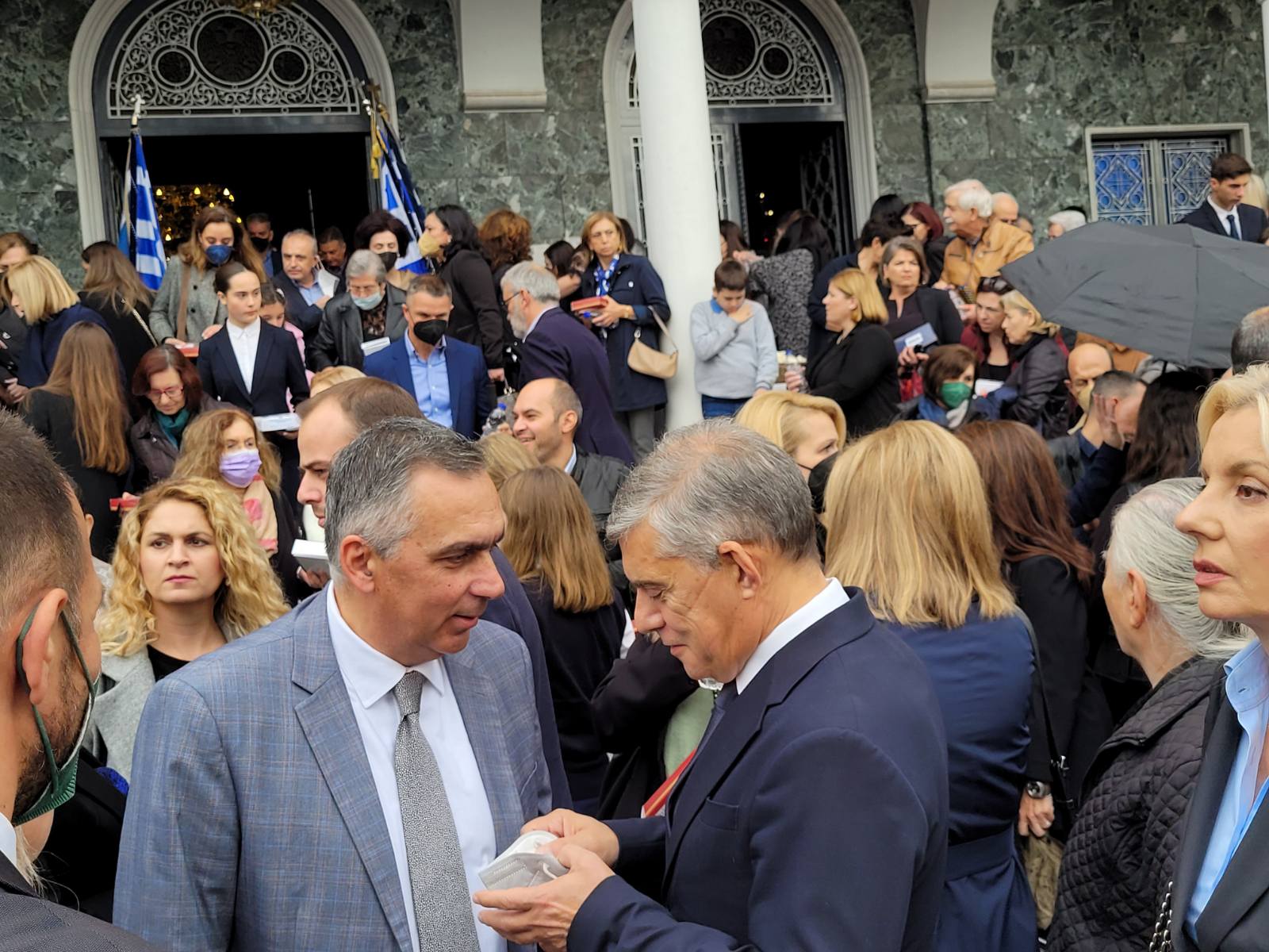 Πλήθος Λαρισαίων αποχαιρετά με δάκρυα, χειροκροτήματα και λουλούδια την ...