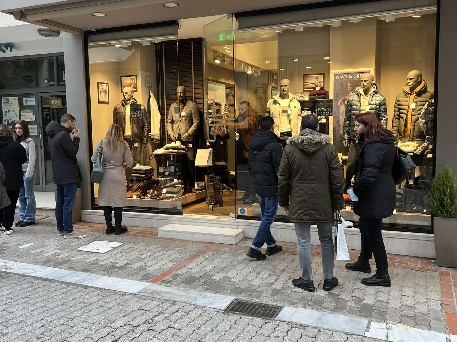 Σφύζει από ζωή το κέντρο – Βγήκαν για ψώνια οι Λαρισαίοι - Ανοιχτά ...