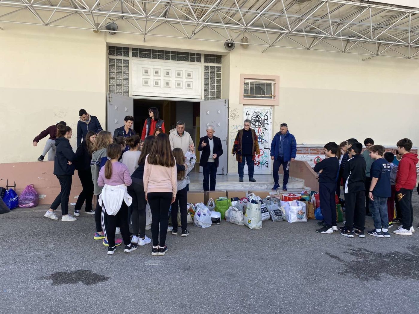 Δράση στα σχολεία της Λάρισας για το πρόγραμμα «Ανακυκλώνω ρούχα και ...