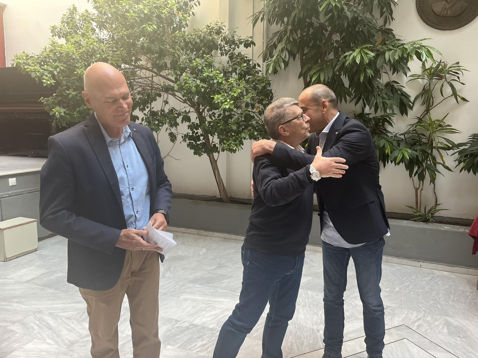 Σημαντική στιγμή η αλλαγή σκυτάλης στο ΔΩΛ: Συγκίνηση στην παράδοση ...