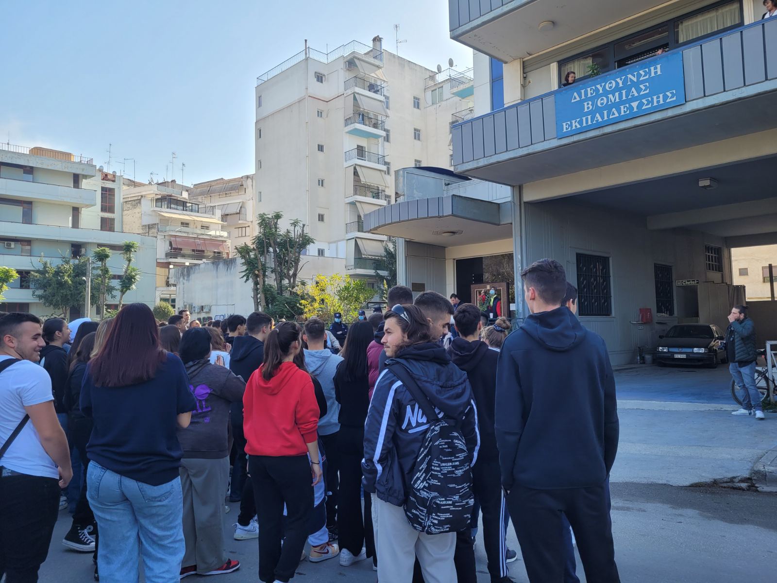 Εκπαιδευτήρια Ράπτου: Διαμαρτυρία γονέων και μαθητών έξω από την ...