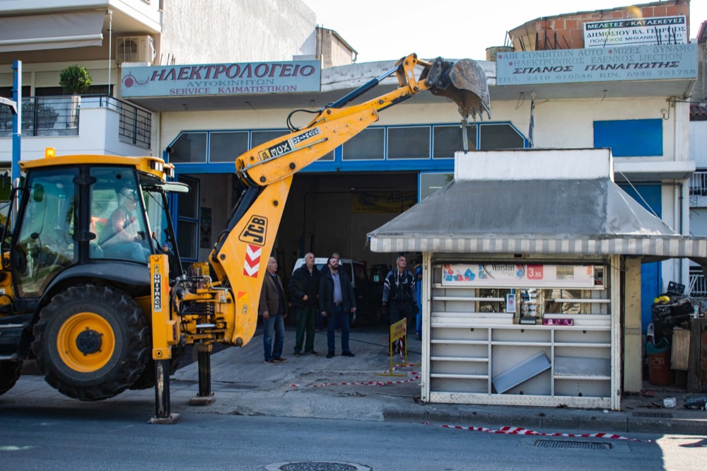 Τέλος εποχής: Ο Δήμος Λαρισαίων «ξηλώνει» κλειστά περίπτερα ιδιοκτησίας ...