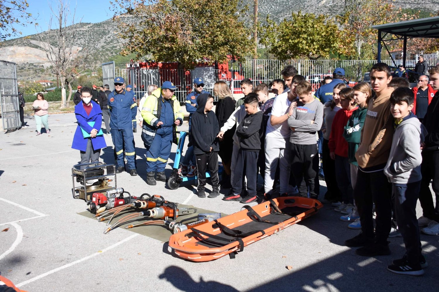 Kαρέ - καρέ η άσκηση της Πυροσβεστικής στο 6ο Γυμνάσιο Βόλου (φωτό ...