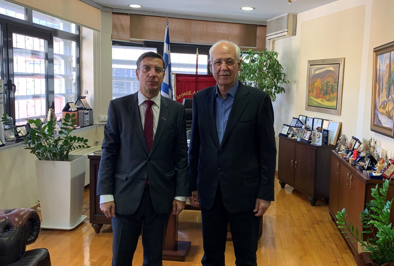 Στο δήμαρχο Λαρισαίων ο διευθυντής του καταστήματος της Optima Bank ...