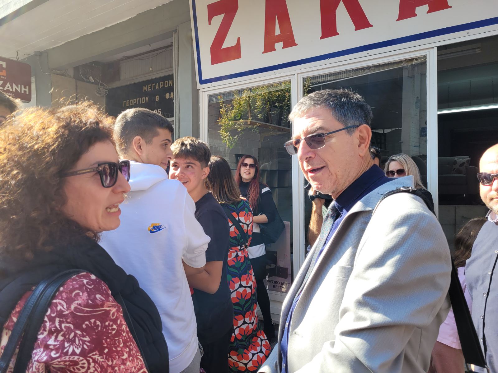 Εκπαιδευτήρια Ράπτου: Πλήθος γονέων και μαθητών σε συγκέντρωση ...