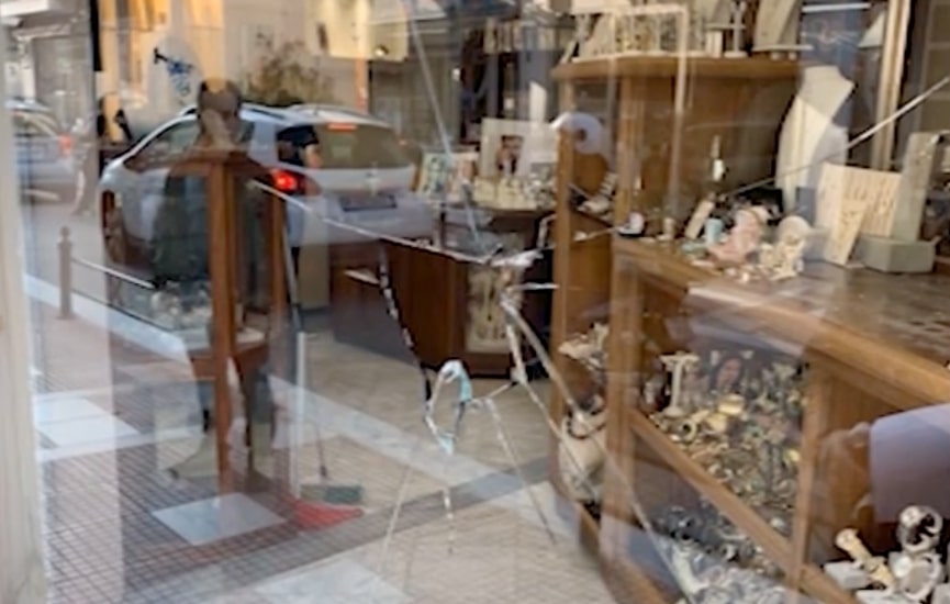 Διέρρηξαν κοσμηματοπωλείο στην «καρδιά» του Βόλου – Έσπασαν τη βιτρίνα ...