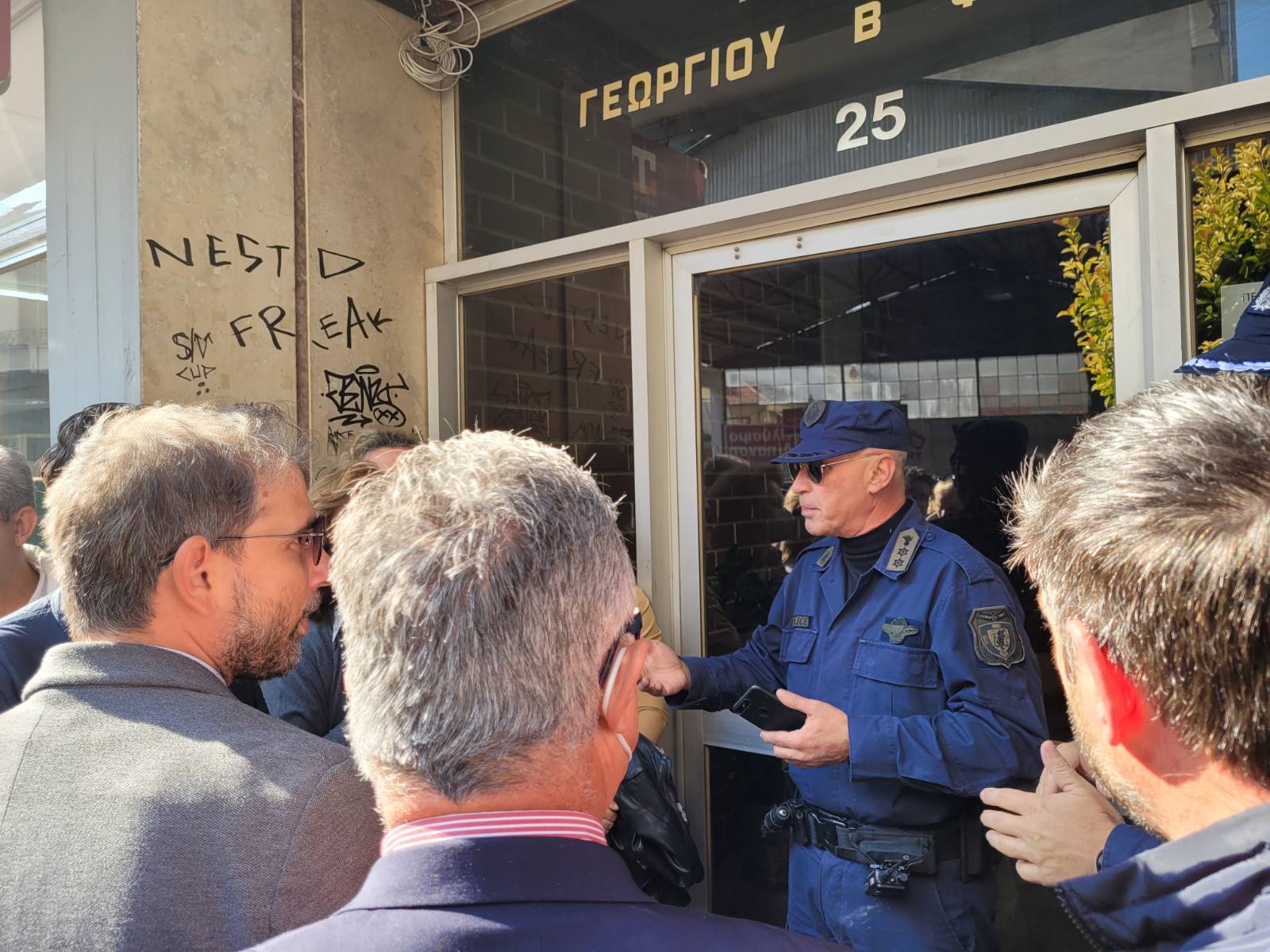 Εκπαιδευτήρια Ράπτου: Πλήθος γονέων και μαθητών σε συγκέντρωση ...