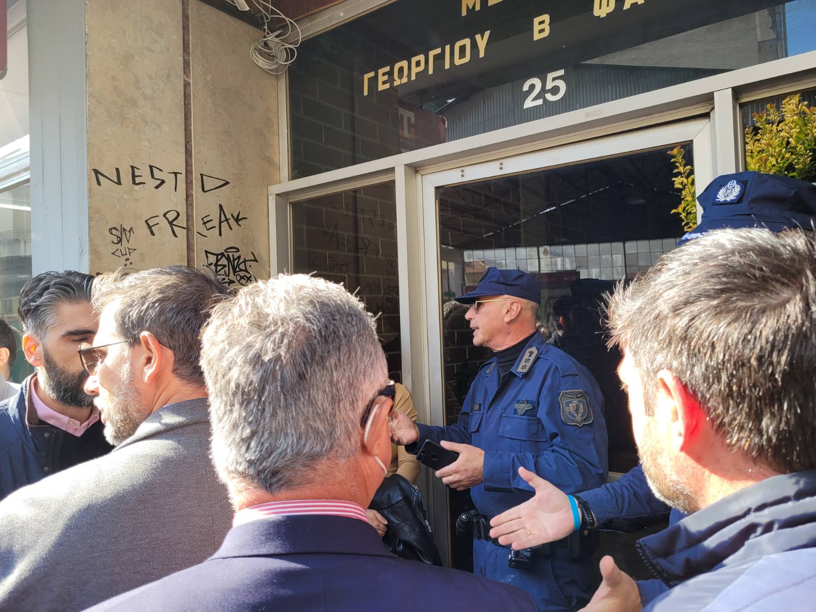 Εκπαιδευτήρια Ράπτου: Πλήθος γονέων και μαθητών σε συγκέντρωση ...