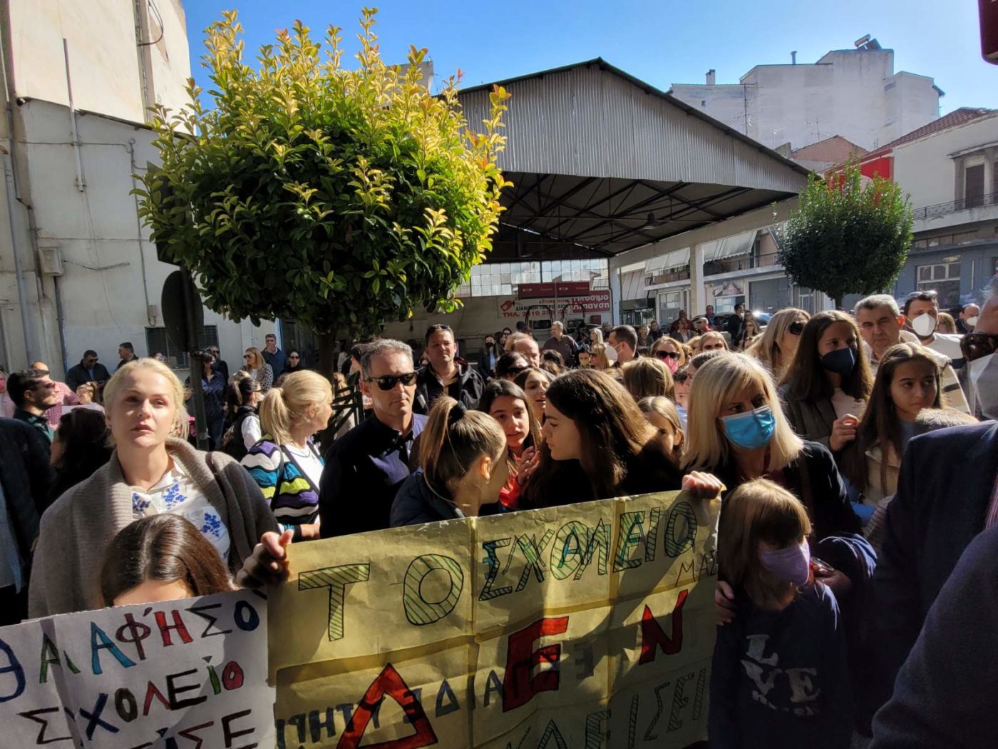 Εκπαιδευτήρια Ράπτου: Πλήθος γονέων και μαθητών σε συγκέντρωση ...