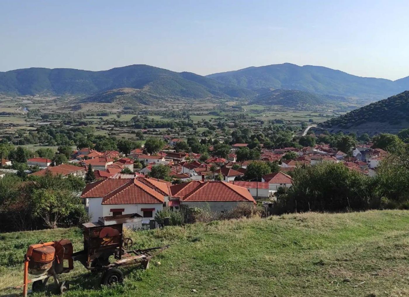 Το μαγευτικό... ζωντανό χωριό στα βόρεια της Λάρισας που το αγκαλιάζουν ...