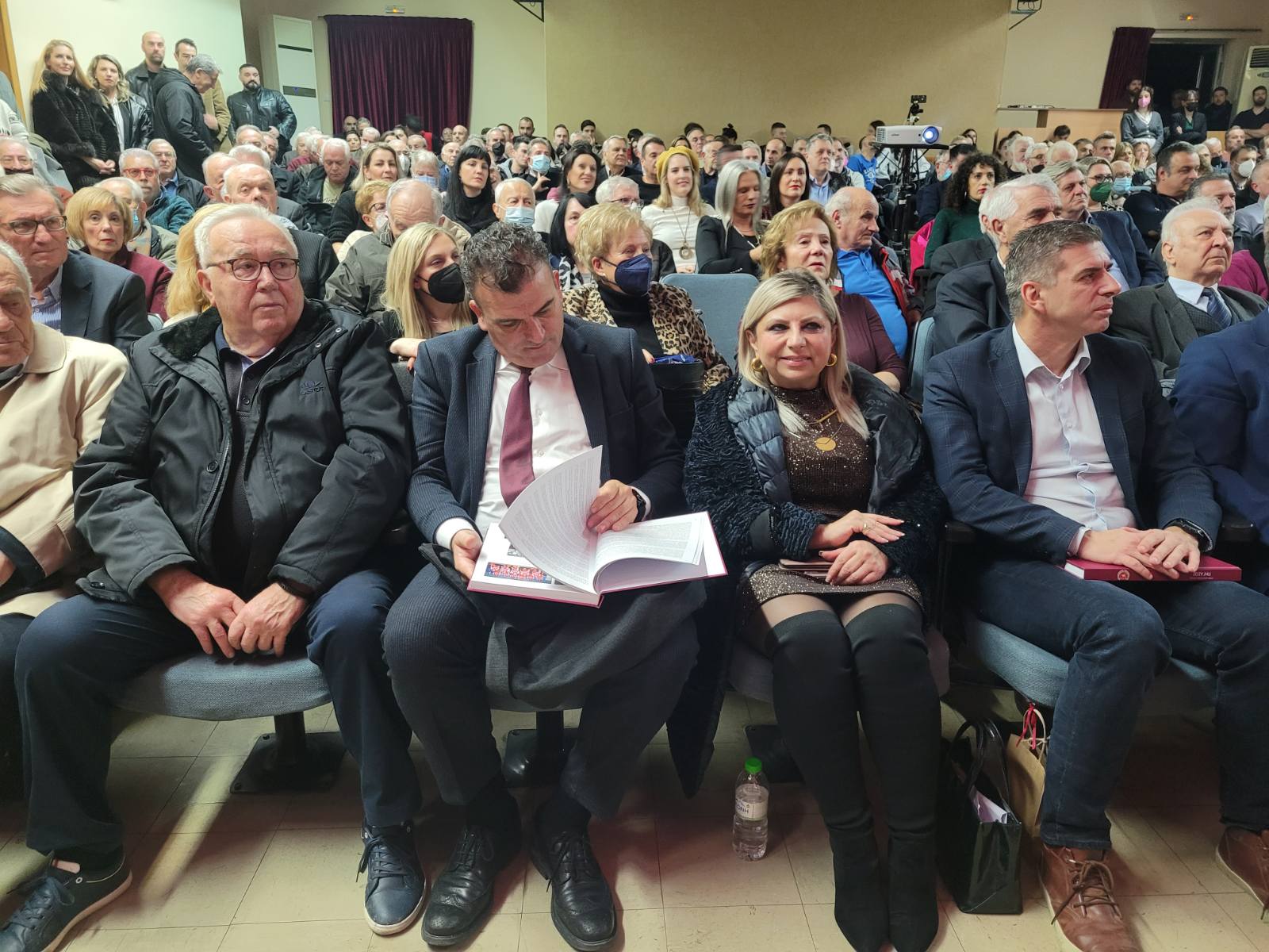 Οι Λαρισαίοι αγκάλιασαν το βιβλίο του Σπύρου Μπαρμπούτη για τα 50 ...
