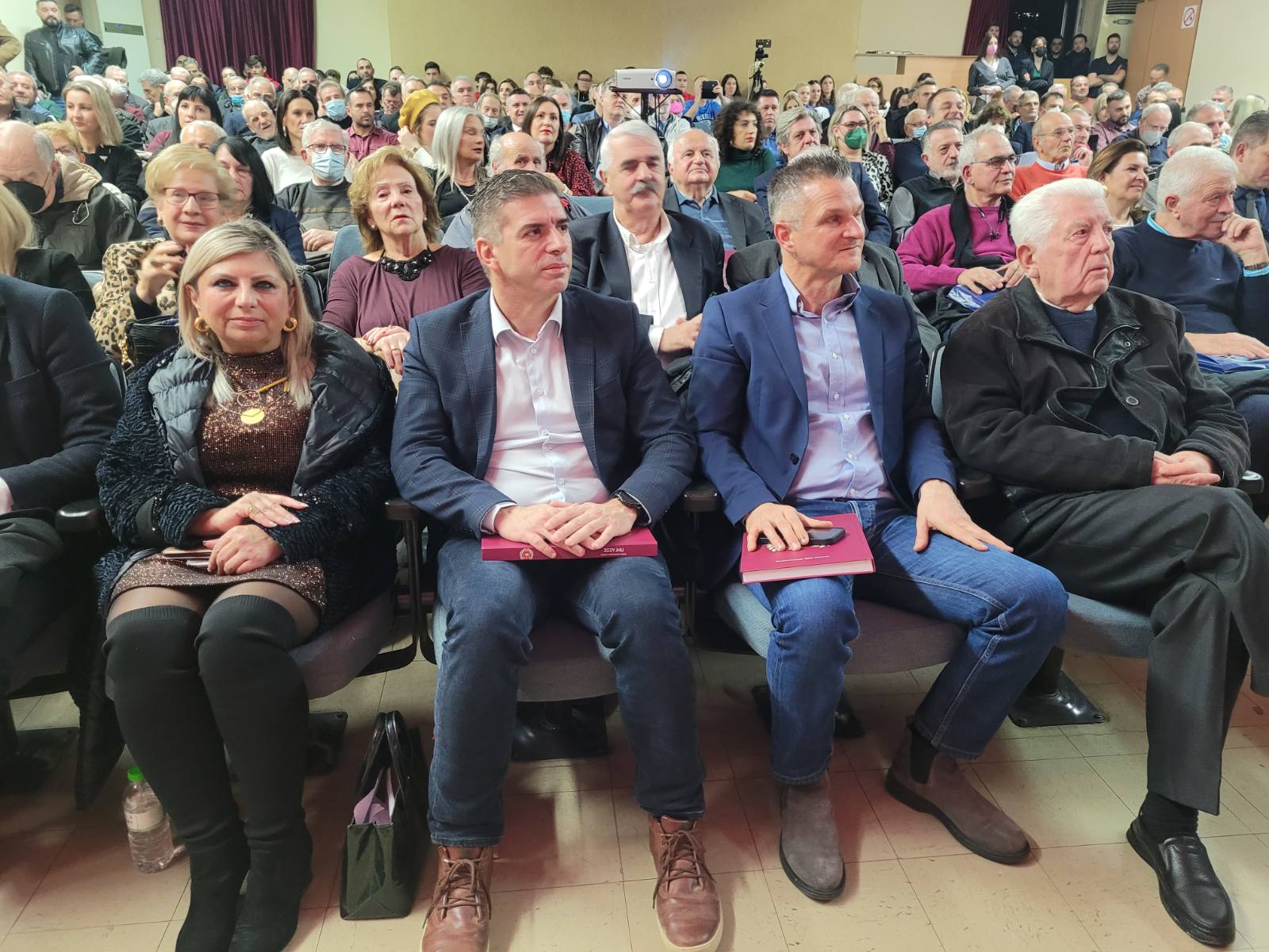 Οι Λαρισαίοι αγκάλιασαν το βιβλίο του Σπύρου Μπαρμπούτη για τα 50 ...