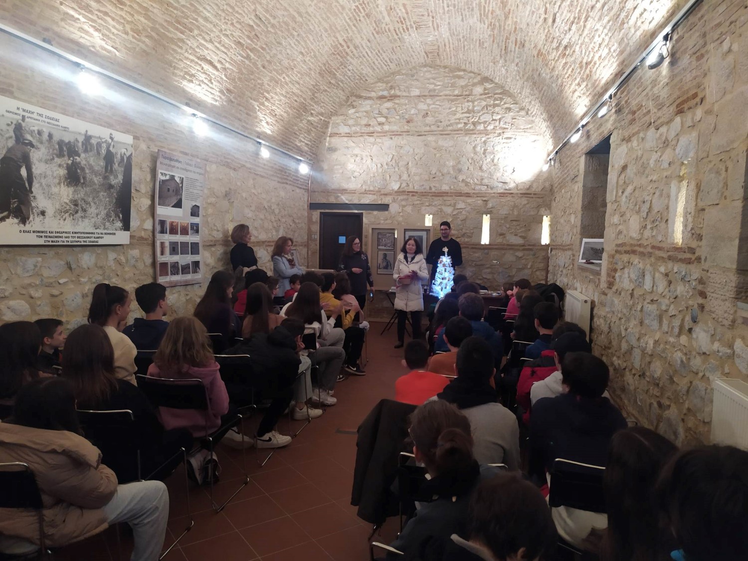 Μια αγκαλιά ευχές από τους μαθητές του 5ου Γυμνασίου Λάρισας στο ...