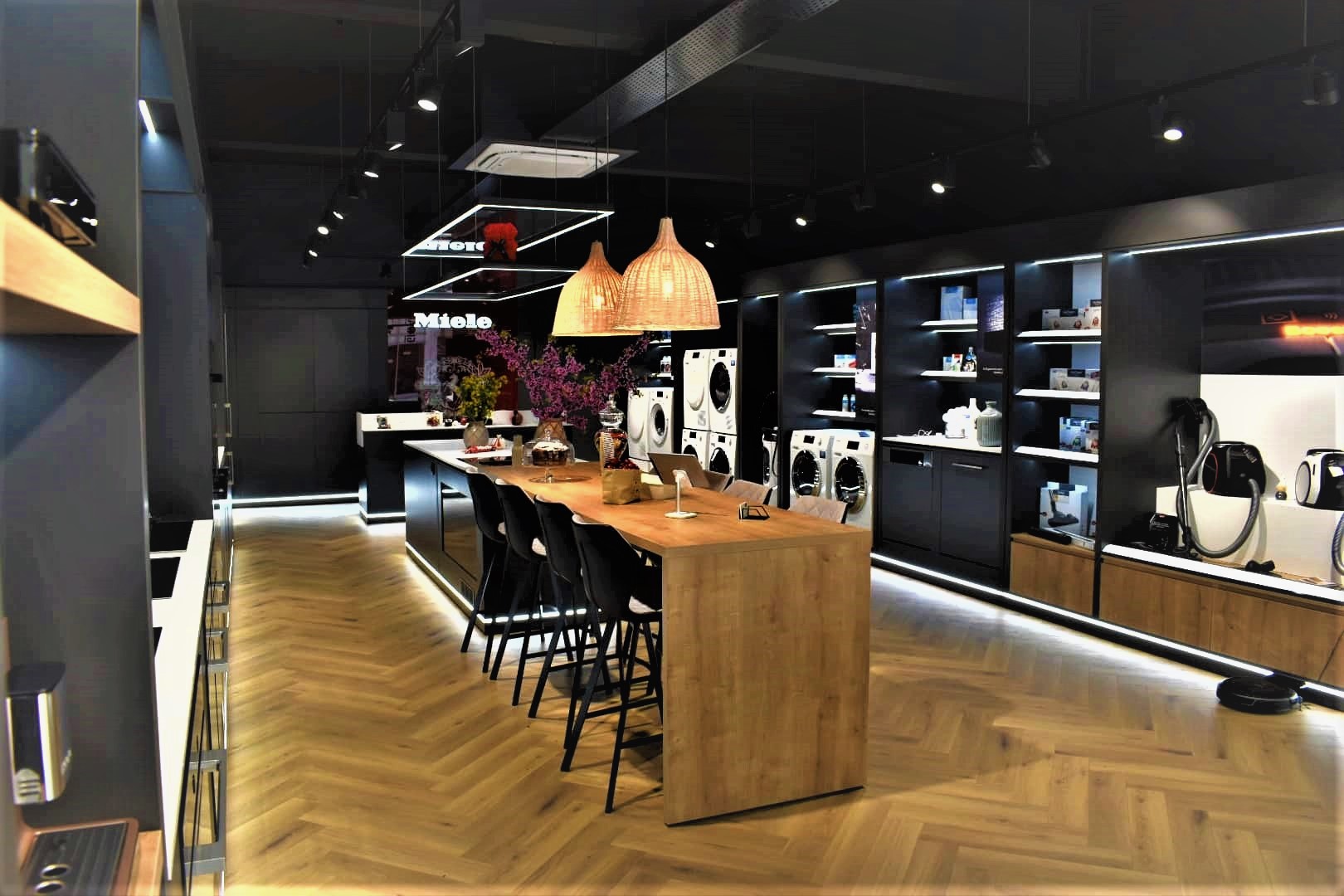 Η Miele καλωσορίζει τις γιορτές σήμερα Παρασκευή στη Λάρισα με ένα xmas ...