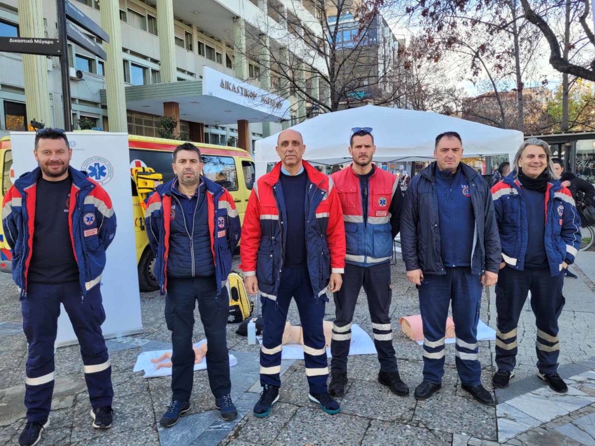 Διασώστες του ΕΚΑΒ ενημερώνουν τους Λαρισαίους στην Κεντρική πλατεία ...