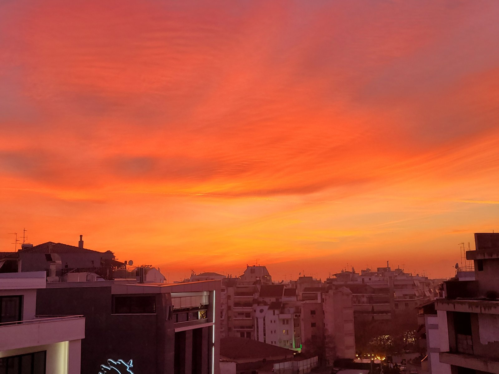 Όταν ο ουρανός της Λάρισας "έχει κέφια" και "ζωγραφίζει" - Δείτε ...