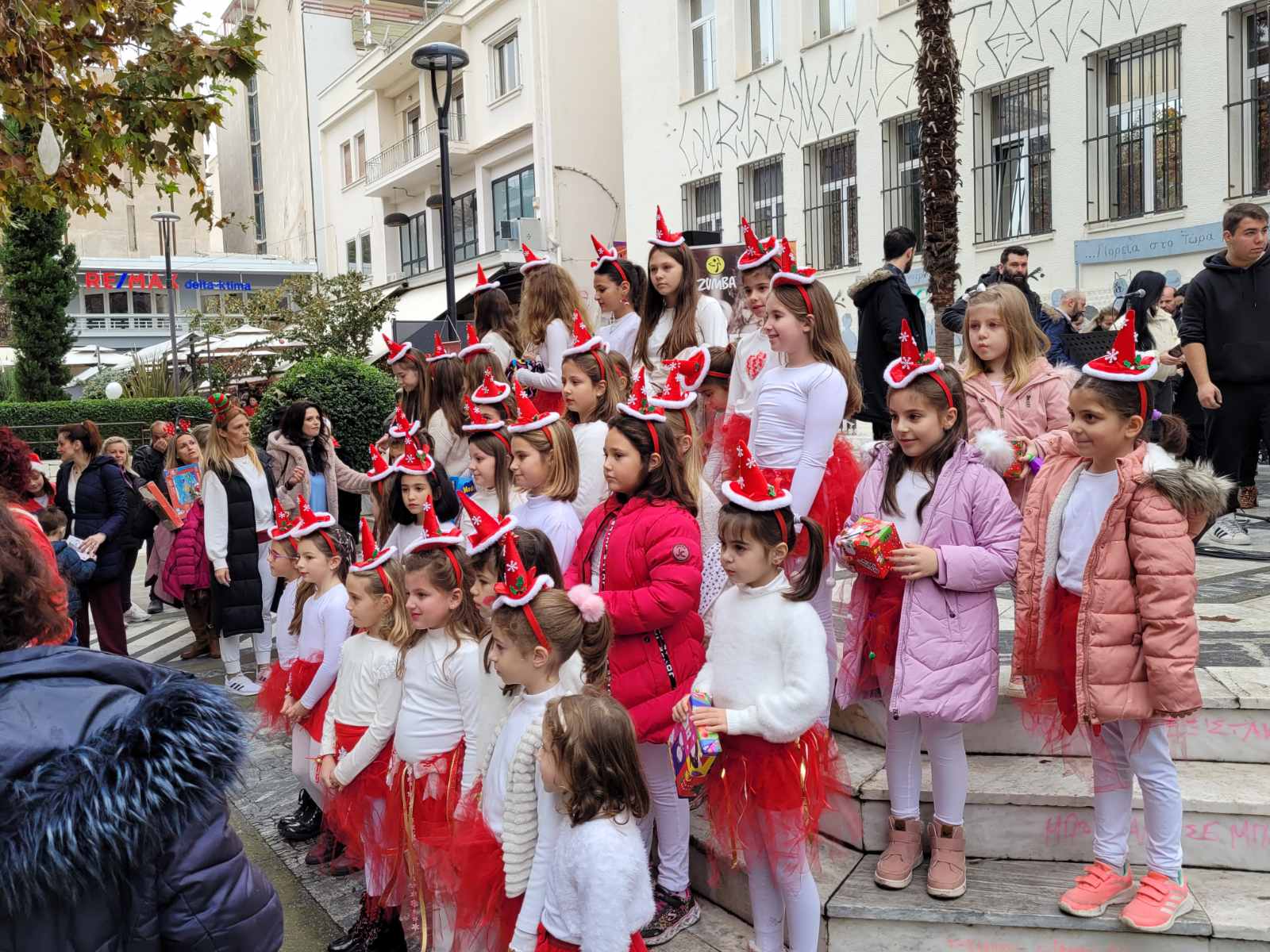Χριστουγεννιάτικη γιορτή από την Περιφέρεια Θεσσαλίας στην πλατεία ...