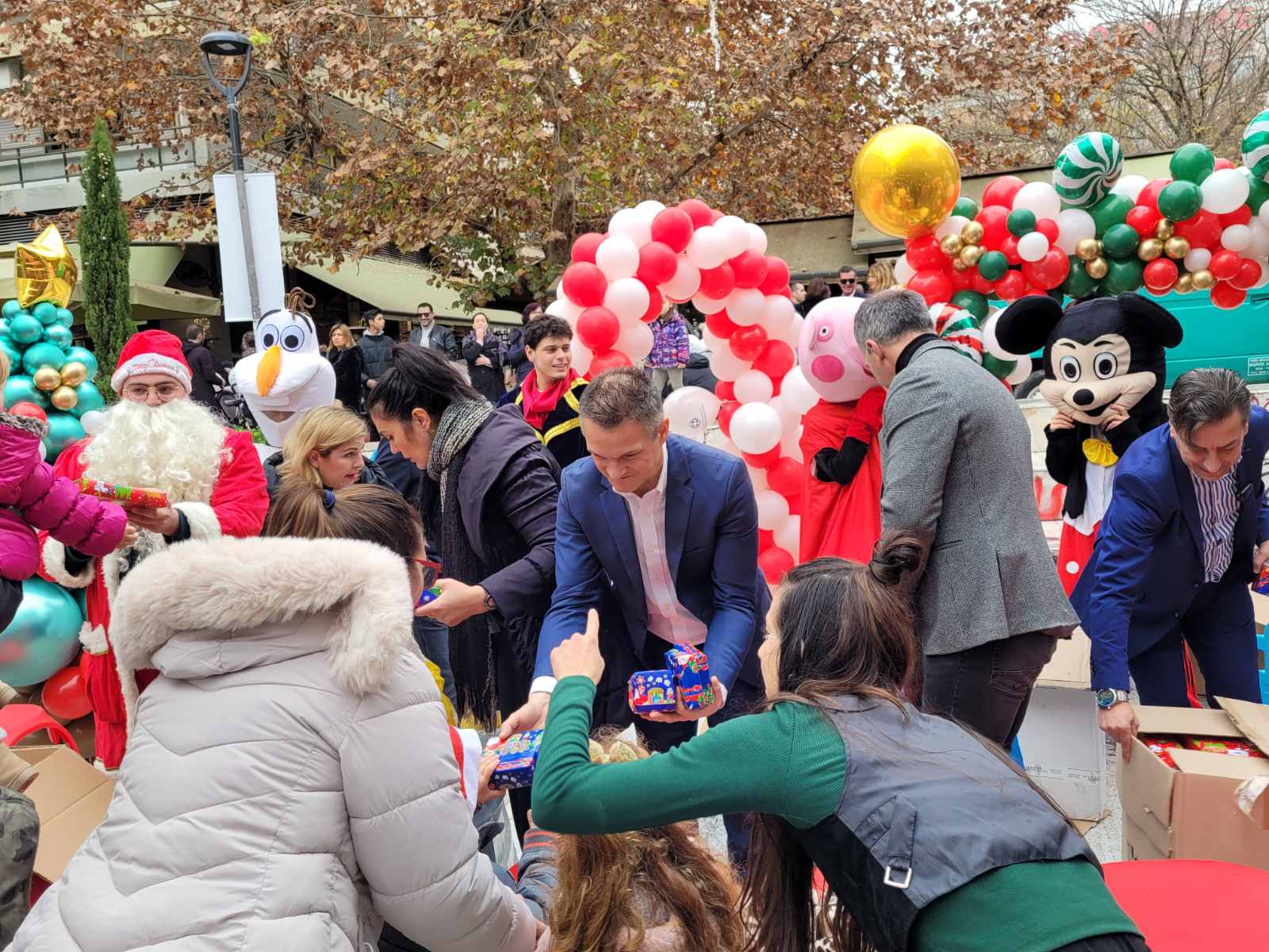 Χριστουγεννιάτικη γιορτή από την Περιφέρεια Θεσσαλίας στην πλατεία ...