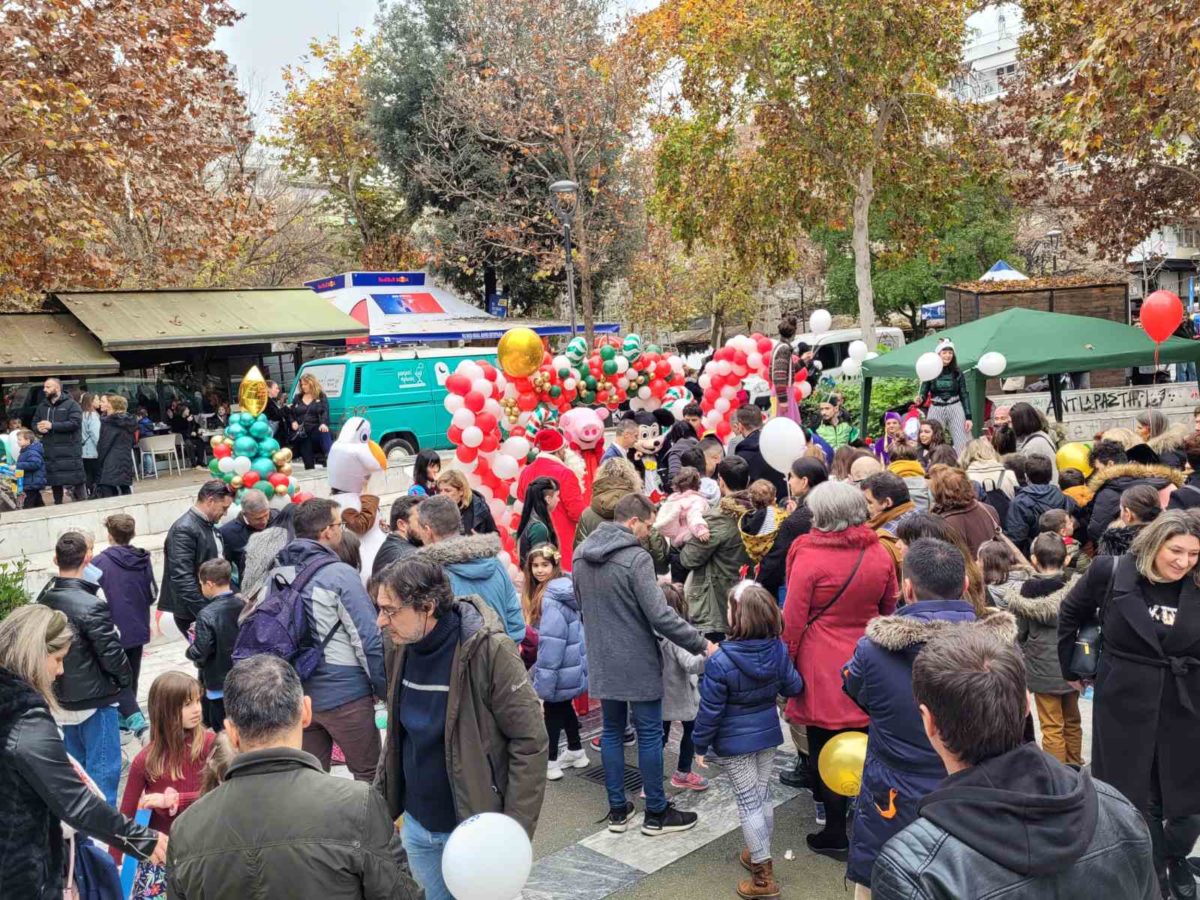 Χριστουγεννιάτικη γιορτή από την Περιφέρεια Θεσσαλίας στην πλατεία ...