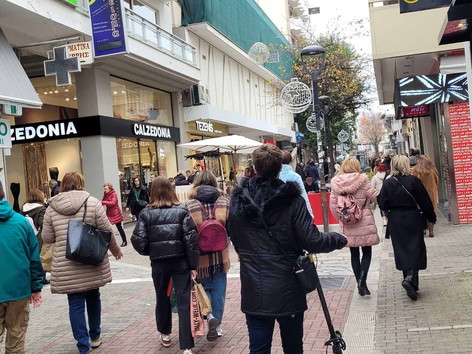 «Βούλιαξε» το κέντρο από κόσμο σήμερα Κυριακή με ανοιχτή την αγορά στη ...