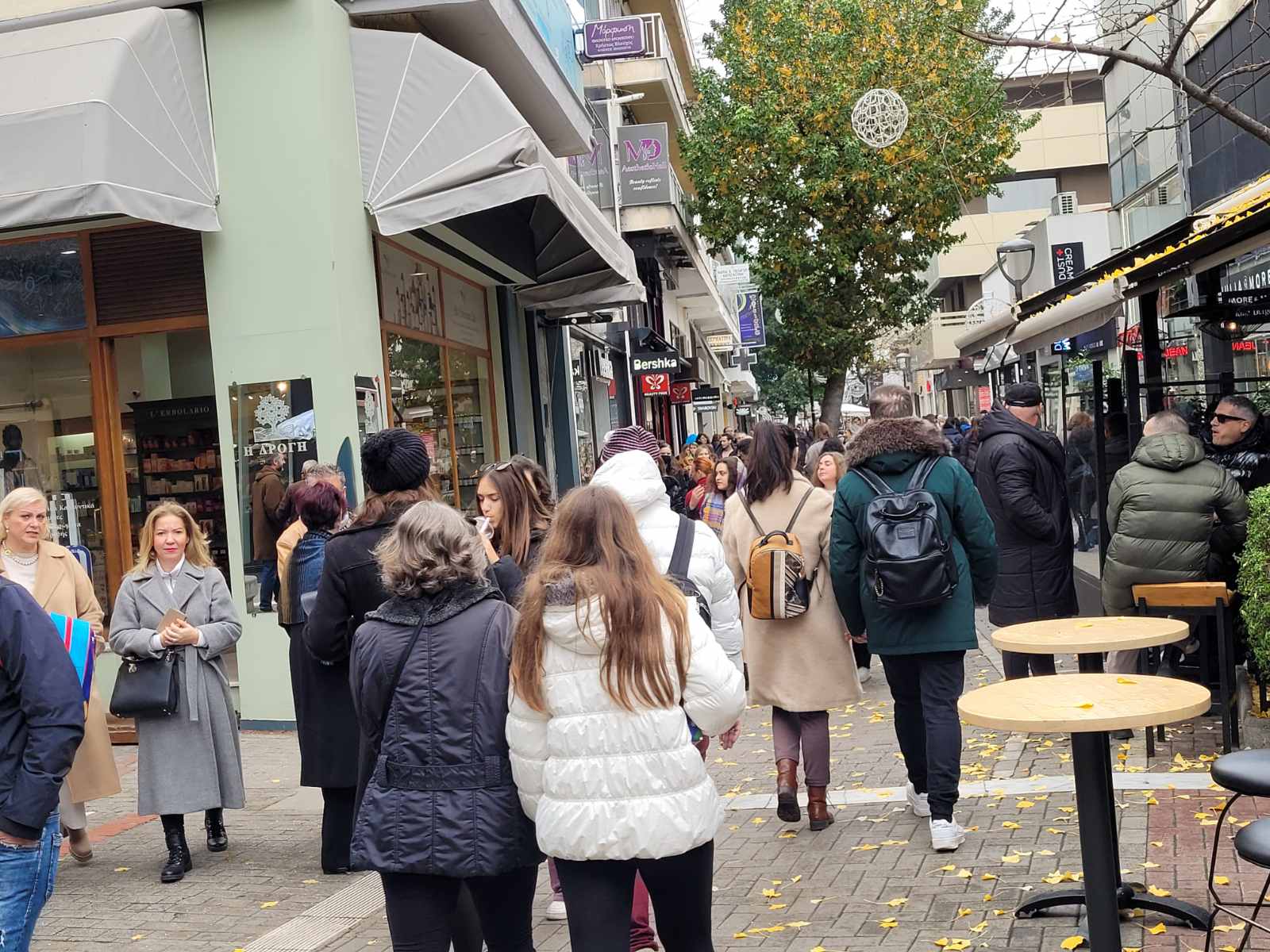 «Βούλιαξε» το κέντρο από κόσμο σήμερα Κυριακή με ανοιχτή την αγορά στη ...
