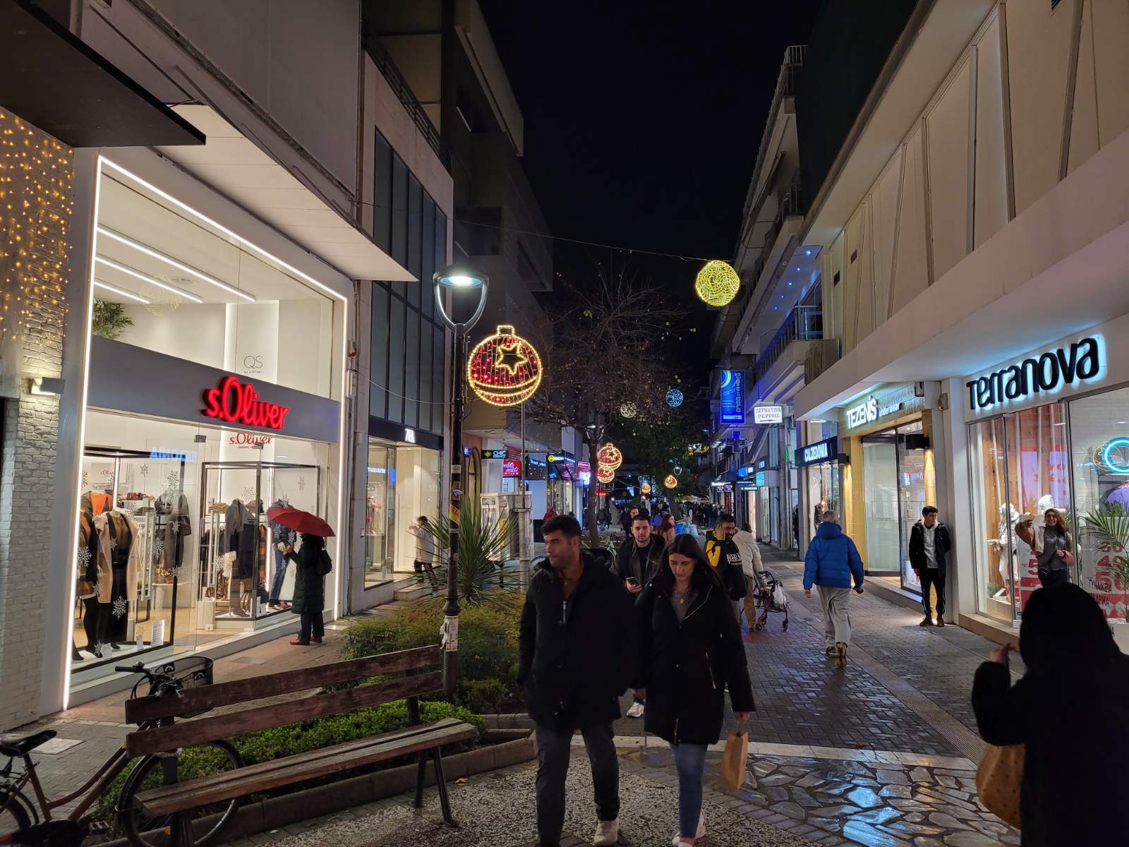 «Ζωηρή» η κίνηση στην αγορά της εορταστικής Λάρισας προμηνύει μια ...