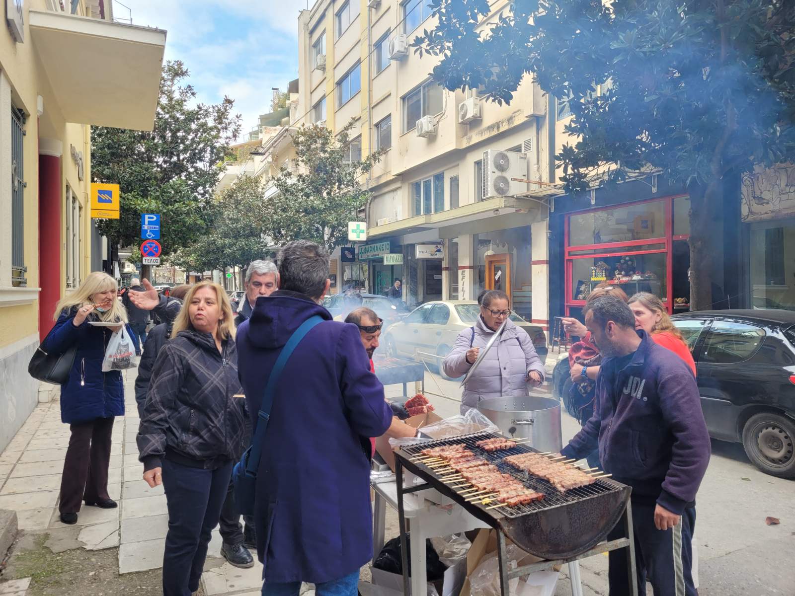 Έστησαν χριστουγεννιάτικο γλέντι με ψησταριές έξω από το δημαρχείο στη ...