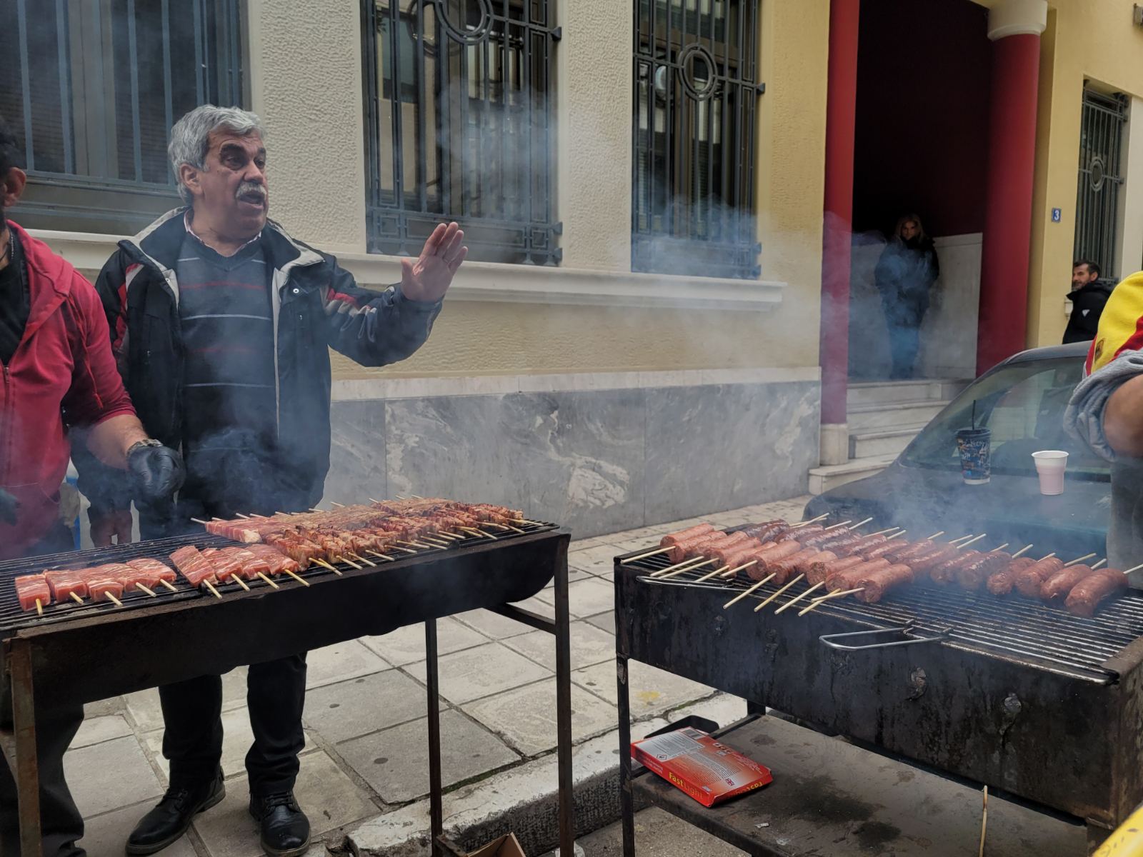 Έστησαν χριστουγεννιάτικο γλέντι με ψησταριές έξω από το δημαρχείο στη ...