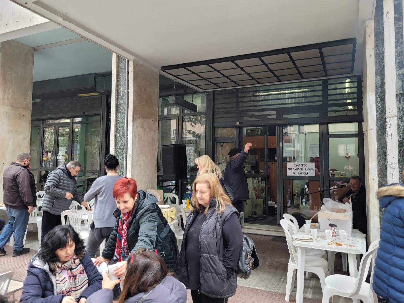 Έστησαν χριστουγεννιάτικο γλέντι με ψησταριές έξω από το δημαρχείο στη ...