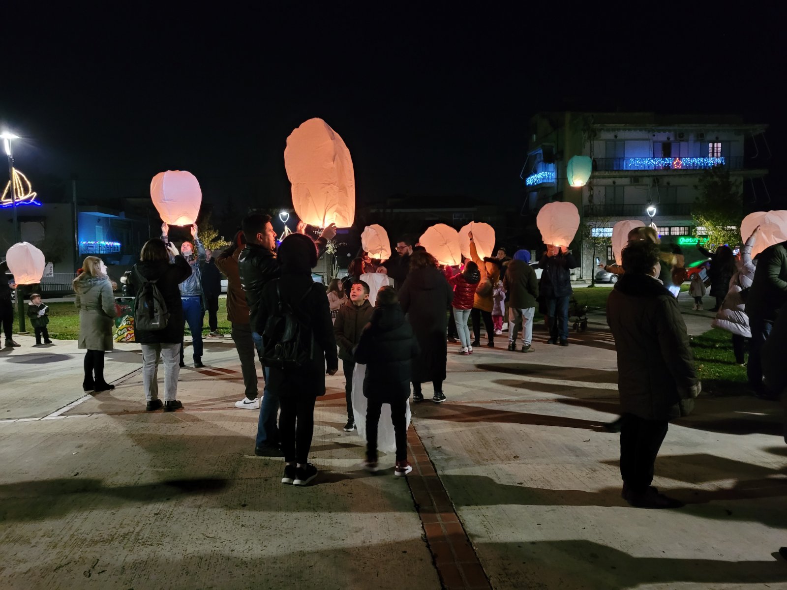 Ξεκίνησαν το ταξίδι τους στους ουρανούς τα φωτεινά φαναράκια με τις ...