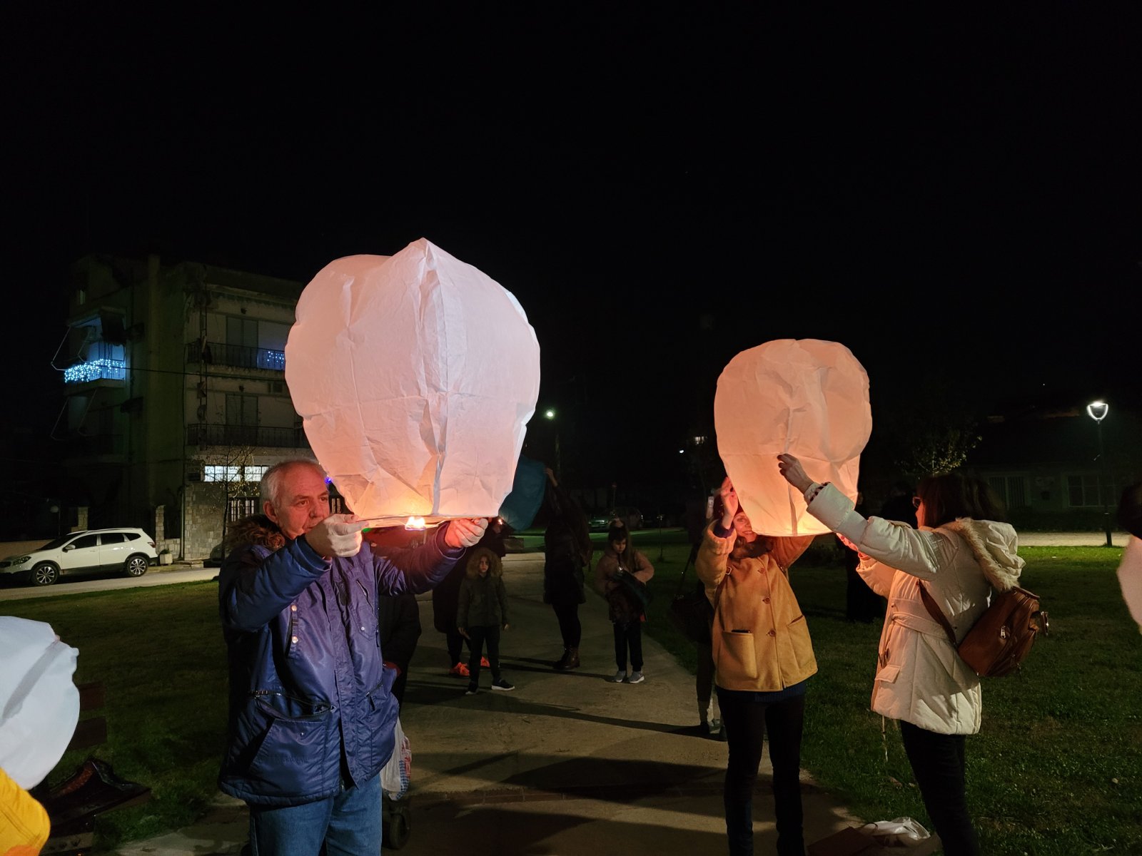 Ξεκίνησαν το ταξίδι τους στους ουρανούς τα φωτεινά φαναράκια με τις ...