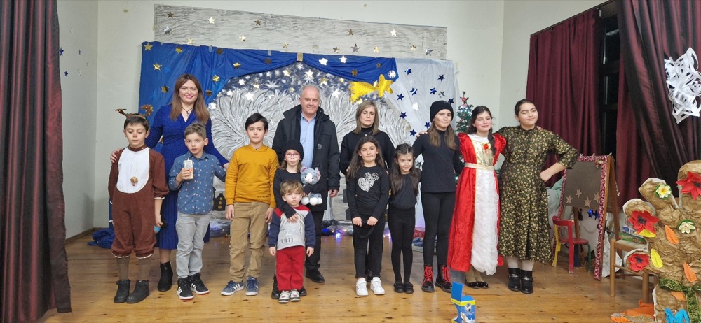 Στην Χριστουγεννιάτικη γιορτή στο δημοτικό σχολείο των Αμπελακίων ο ...