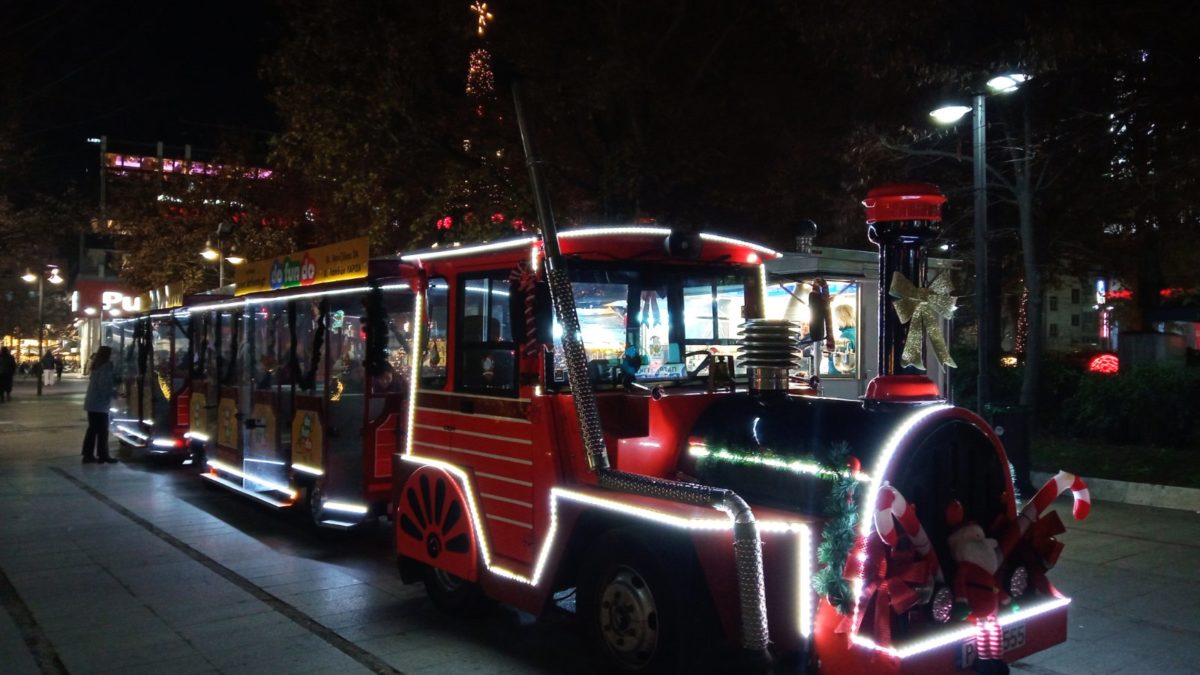 Το χριστουγεννιάτικο τρενάκι μάς «ταξιδεύει» από το κέντρο της Λάρισας ...