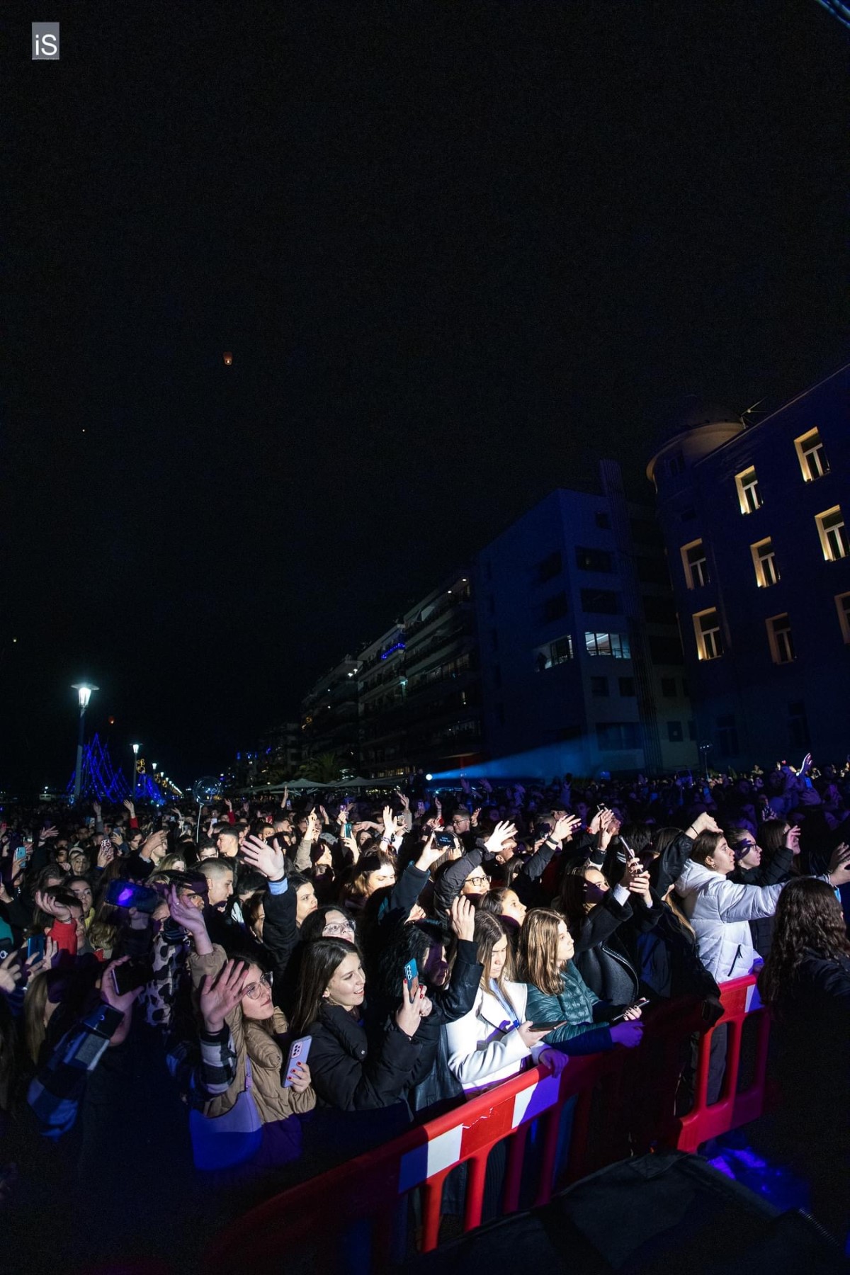 Καρέ καρέ η φαντασμαγορική βραδιά με τα φαναράκια στο Βόλο - Δείτε ...