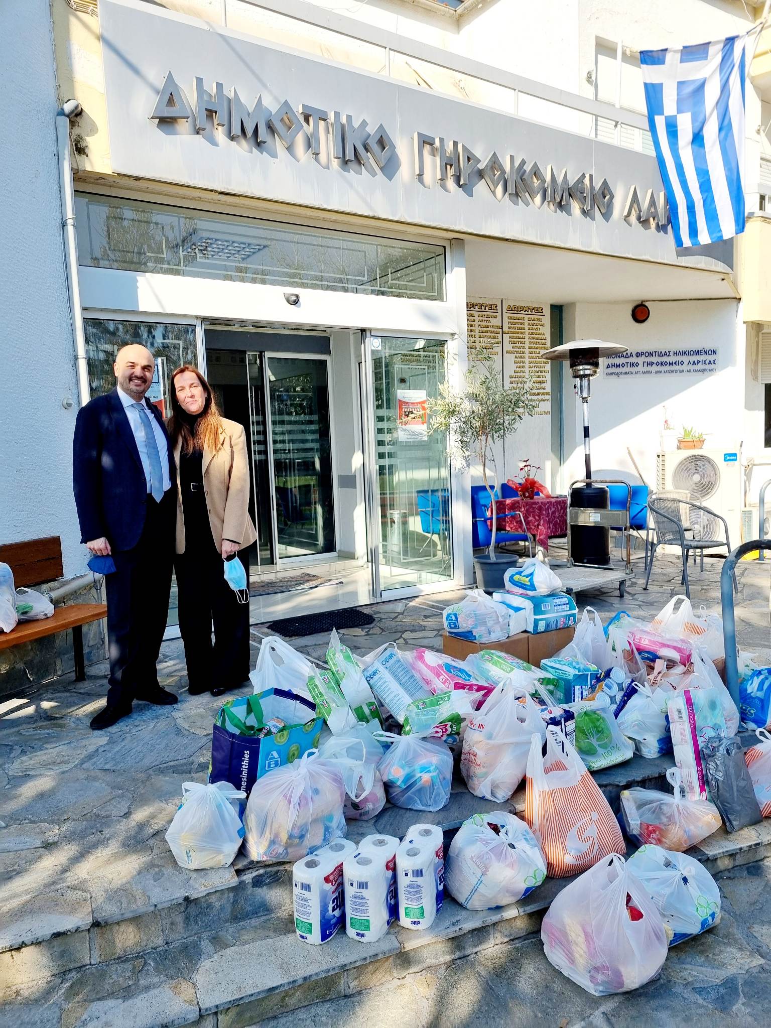 ΙΑΣΩ Θεσσαλίας: Τρόφιμα και εορταστικό γεύμα στο Δημοτικό Γηροκομείο ...