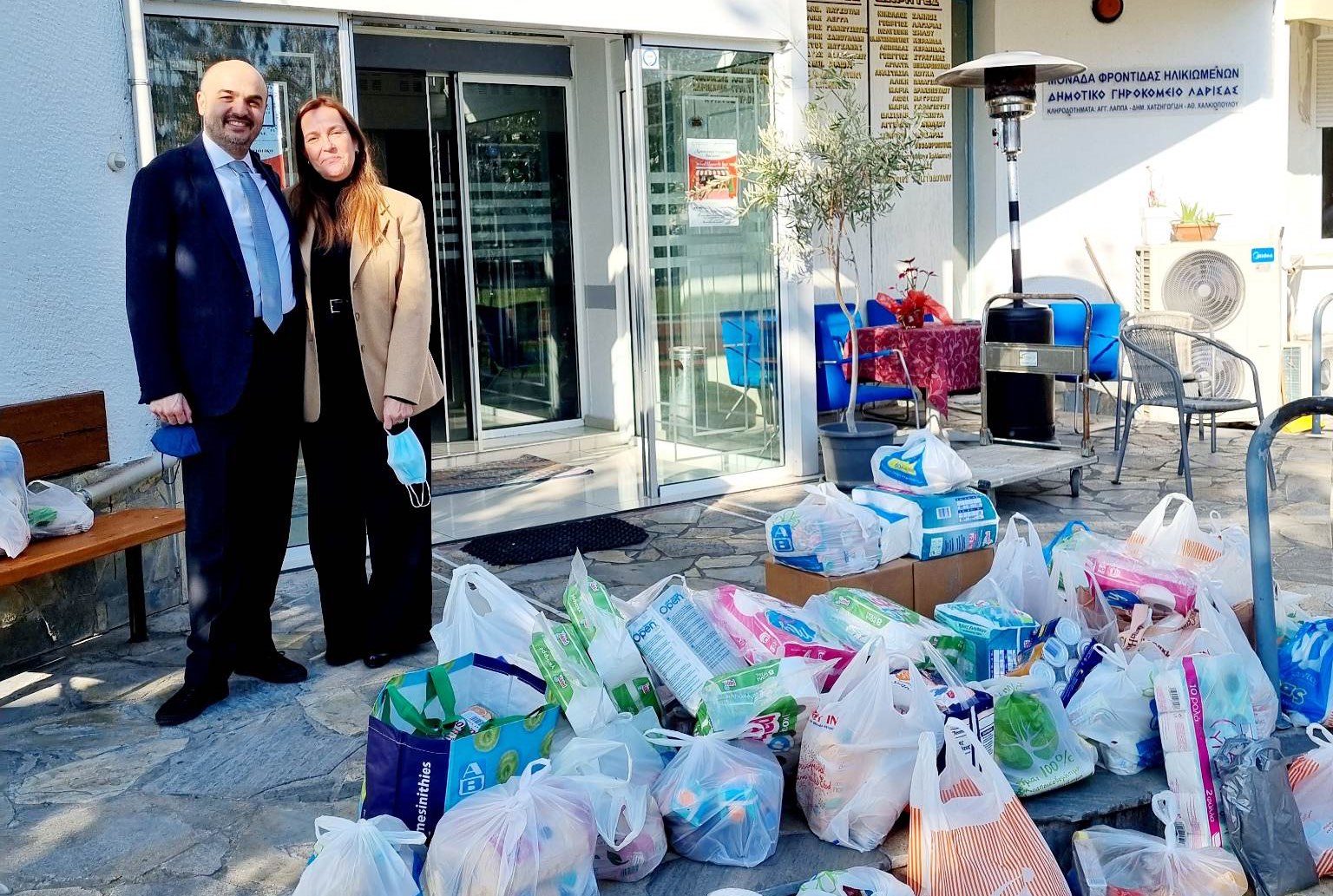 ΙΑΣΩ Θεσσαλίας: Τρόφιμα και εορταστικό γεύμα στο Δημοτικό Γηροκομείο ...