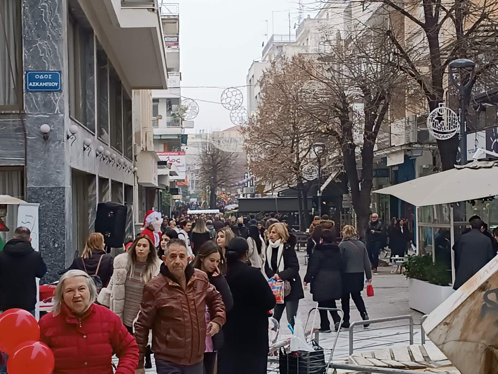 Λαοθάλασσα στο κέντρο της Λάρισας – «Βούλιαξαν» πεζόδρομοι και ...