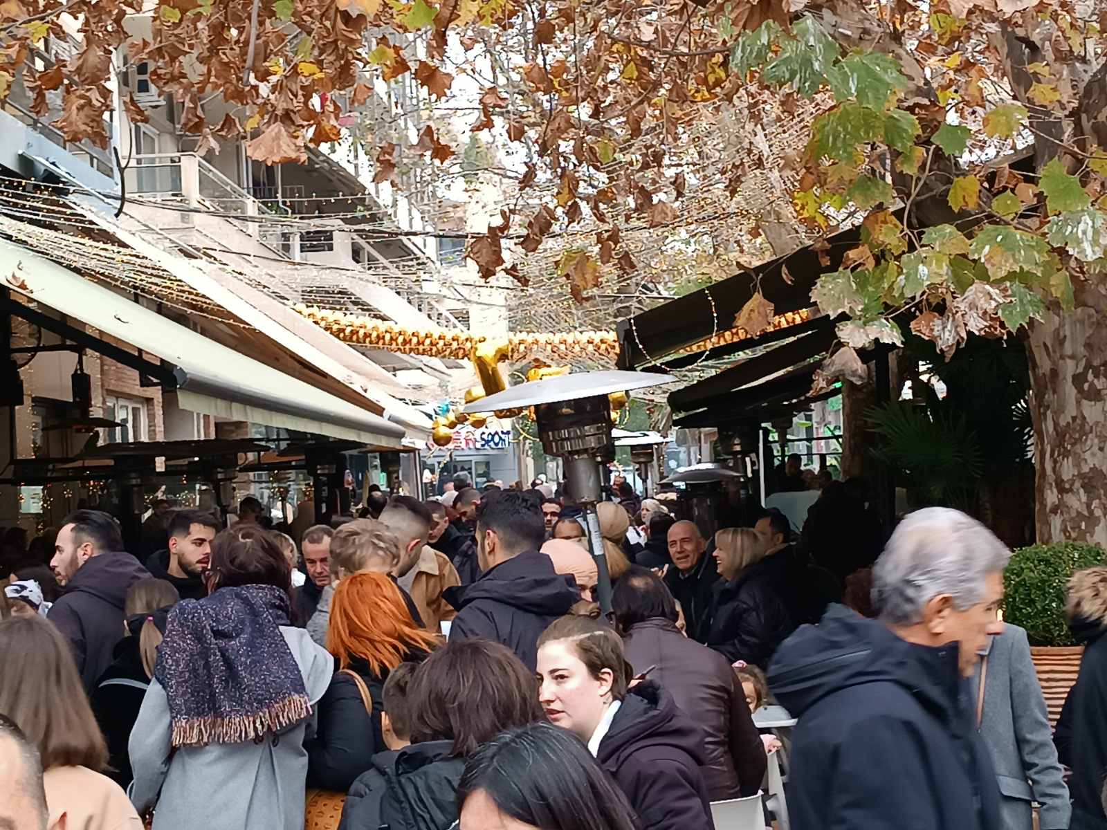 Λαοθάλασσα στο κέντρο της Λάρισας – «Βούλιαξαν» πεζόδρομοι και ...