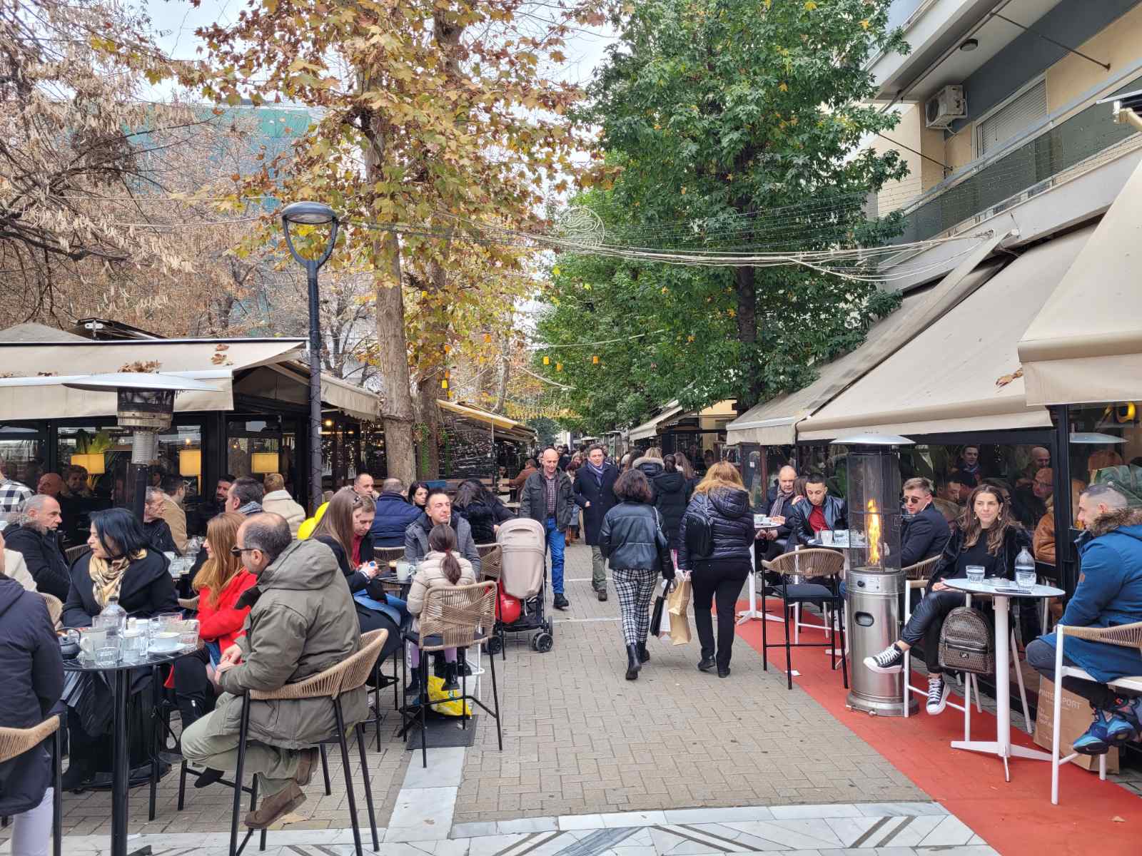 Λαοθάλασσα στο κέντρο της Λάρισας – «Βούλιαξαν» πεζόδρομοι και ...