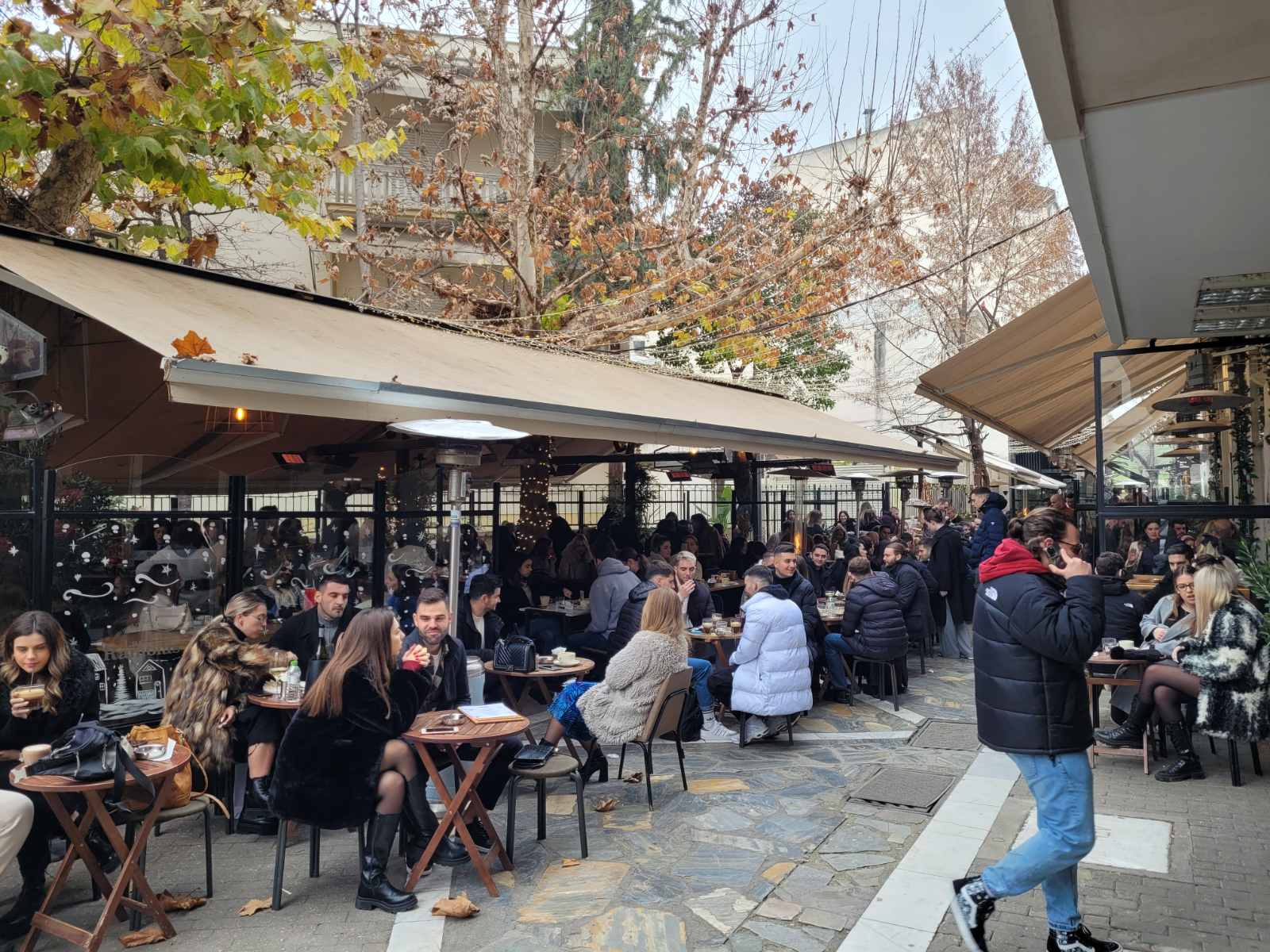 Λαοθάλασσα στο κέντρο της Λάρισας – «Βούλιαξαν» πεζόδρομοι και ...