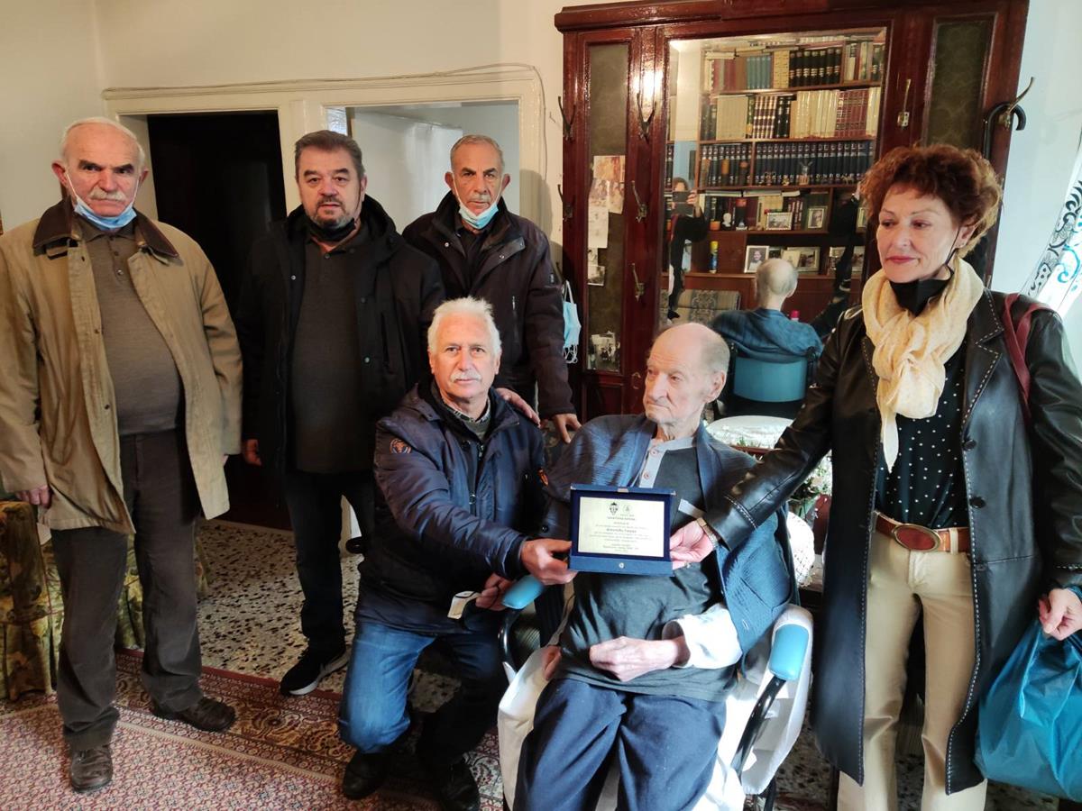 Τιμητική πλακέτα στον Γιώργο Φιλιππίδη παρέδωσε η ΠΕΑΕΑ - ΔΣΕ ...