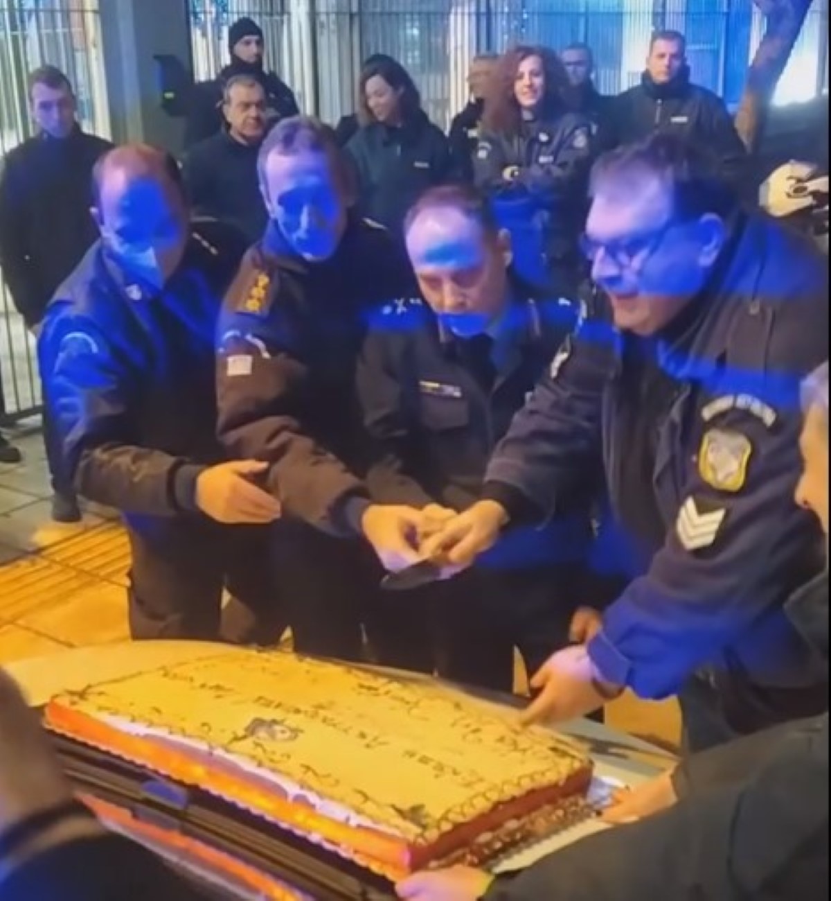 Λαρισαίοι αστυνομικοί έκοψαν την πρωτοχρονιάτικη πίτα πάνω σε ...