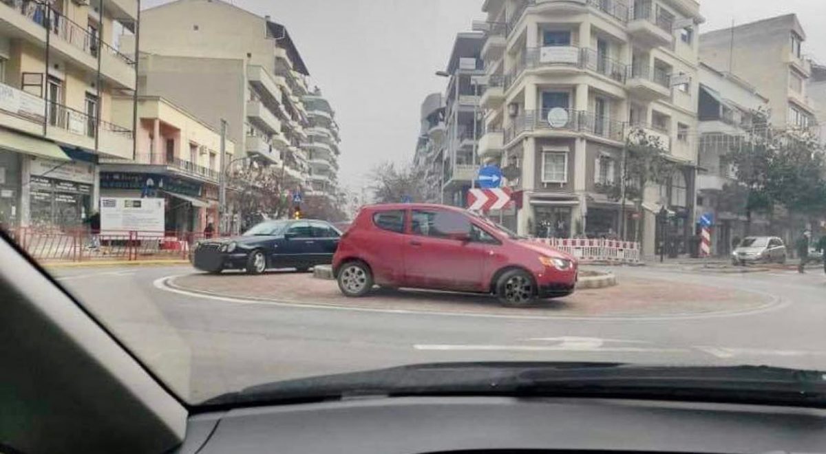 Καμία σωτηρία: Μετέτρεψαν τον κεντρικότερο κυκλικό κόμβο στη Λάρισα σε ...